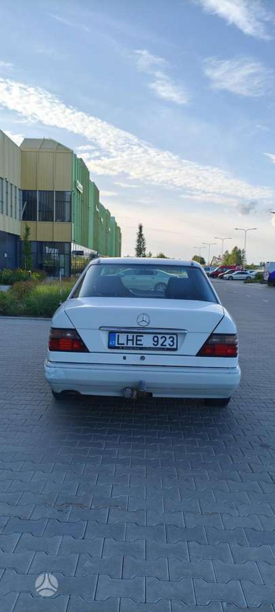 Mercedes-Benz E 300 1995 in Vilnius, with an engine capacity of 3.00 L and mileage of 279 thousand km for 4999 €, photo 17 on AUTOMOTO.COM.LV