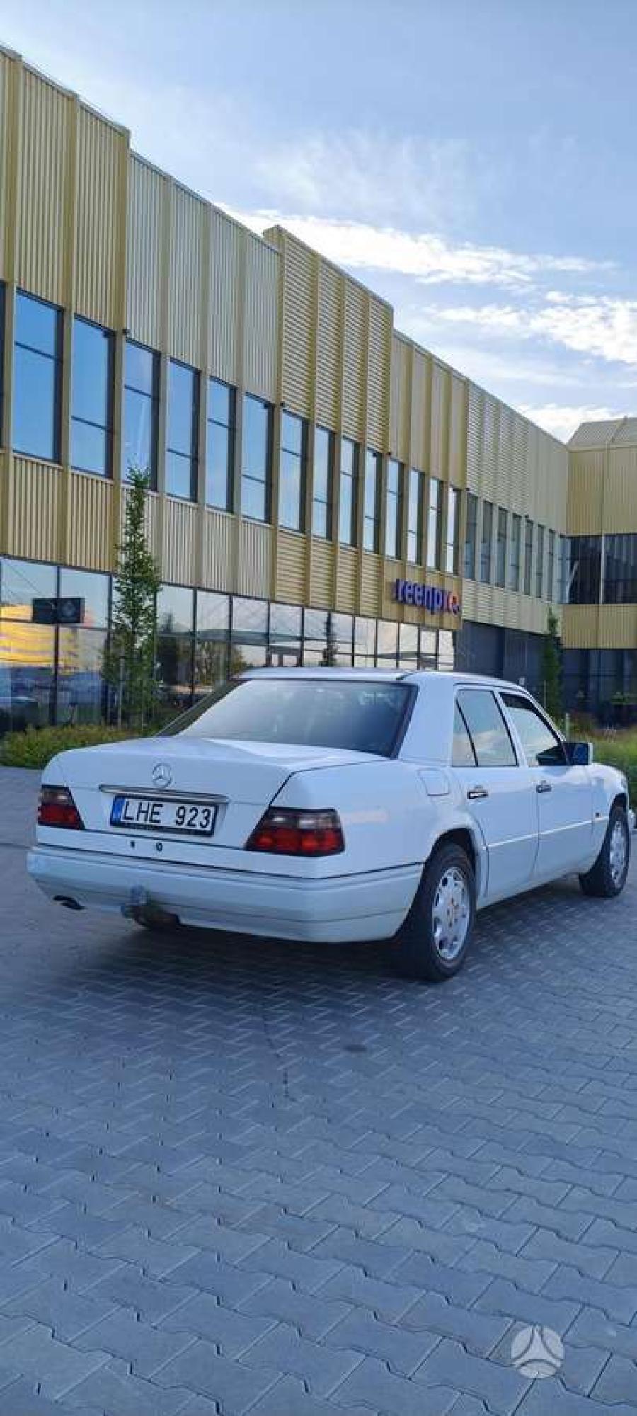 Mercedes-Benz E 300 1995 in Vilnius, with an engine capacity of 3.00 L and mileage of 279 thousand km for 4999 €, photo 18 on AUTOMOTO.COM.LV