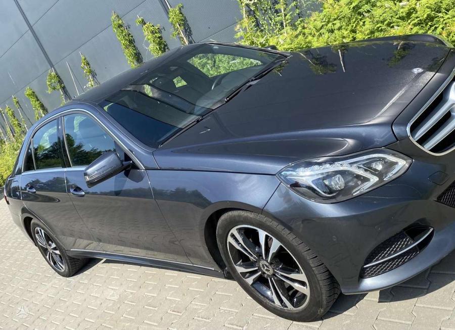 Violet Mercedes-Benz E 300 2013 in Vilnius, with an engine capacity of 0.00 L and mileage of 400 thousand km for 7999 €, photo 3 on AUTOMOTO.COM.LV