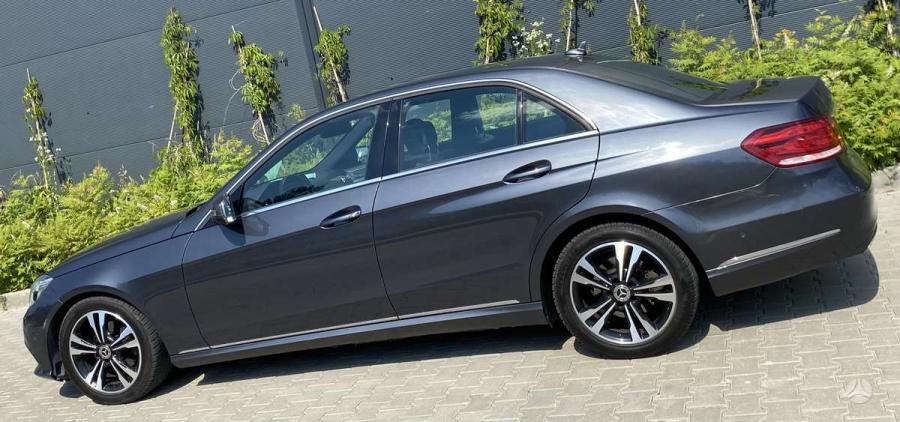 Violet Mercedes-Benz E 300 2013 in Vilnius, with an engine capacity of 0.00 L and mileage of 400 thousand km for 7999 €, photo 5 on AUTOMOTO.COM.LV