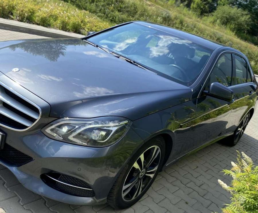 Violet Mercedes-Benz E 300 2013 in Vilnius, with an engine capacity of 0.00 L and mileage of 400 thousand km for 7999 €, photo 6 on AUTOMOTO.COM.LV