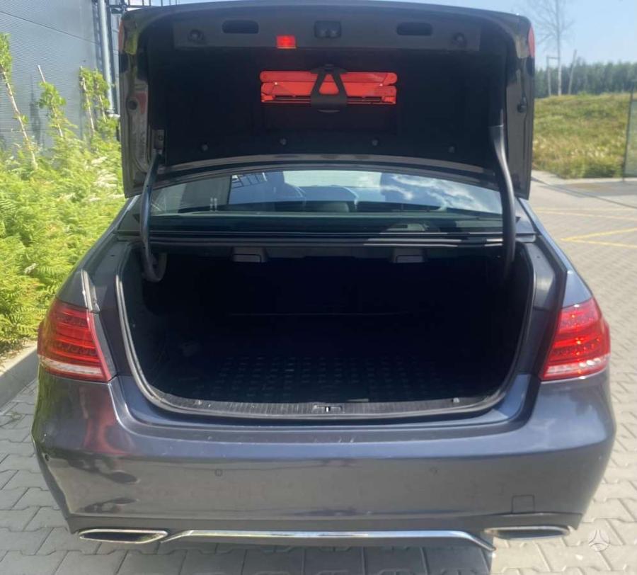 Violet Mercedes-Benz E 300 2013 in Vilnius, with an engine capacity of 0.00 L and mileage of 400 thousand km for 7999 €, photo 15 on AUTOMOTO.COM.LV