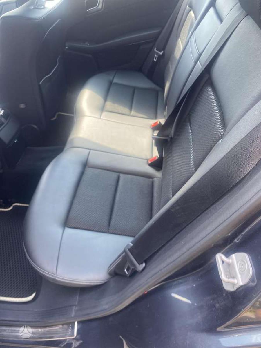 Violet Mercedes-Benz E 300 2013 in Vilnius, with an engine capacity of 0.00 L and mileage of 400 thousand km for 7999 €, photo 16 on AUTOMOTO.COM.LV