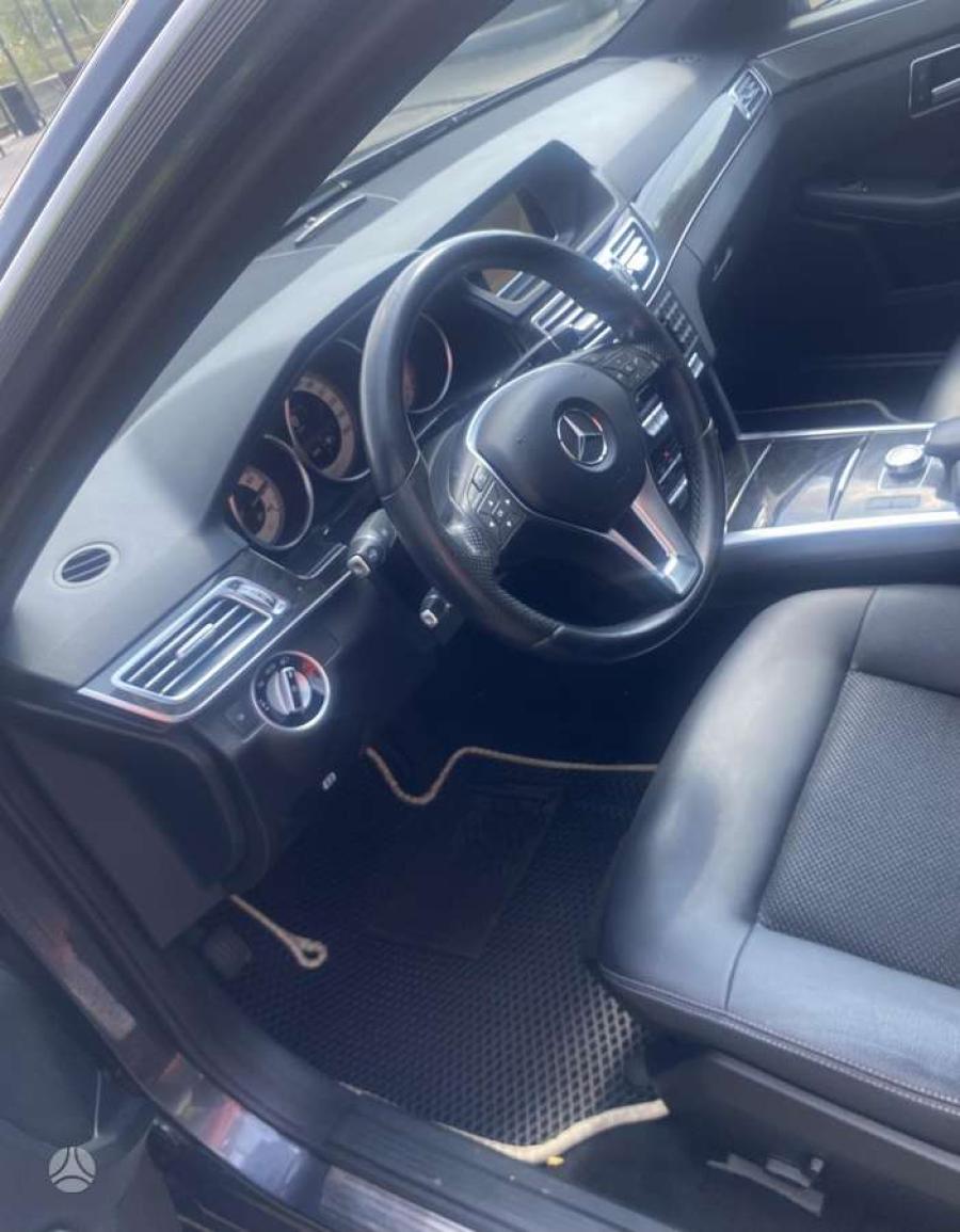 Violet Mercedes-Benz E 300 2013 in Vilnius, with an engine capacity of 0.00 L and mileage of 400 thousand km for 7999 €, photo 17 on AUTOMOTO.COM.LV