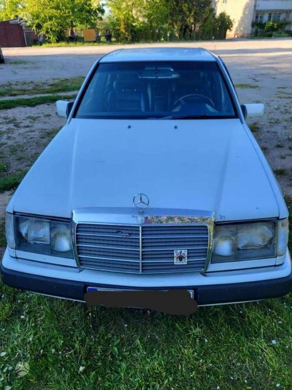 Balts Mercedes-Benz E 300 1989 Kretinga, ar dzinēja tilpumu 3.00 L un nobraukumu 525 tūkst. km par 3300 €, foto 1 vietnē AUTOMOTO.COM.LV