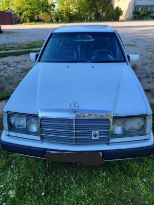 Balts Mercedes-Benz E 300 1989 Kretinga, ar dzinēja tilpumu 3.00 L un nobraukumu 525 tūkst. km par 3300 €, foto  vietnē AUTOMOTO.COM.LV