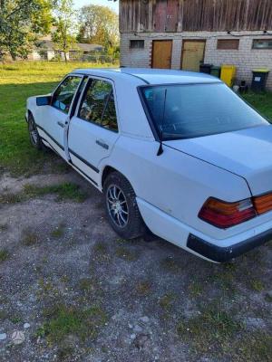 Balts Mercedes-Benz E 300 1989 Kretinga, ar dzinēja tilpumu 3.00 L un nobraukumu 525 tūkst. km par 3300 €, foto 5 vietnē AUTOMOTO.COM.LV