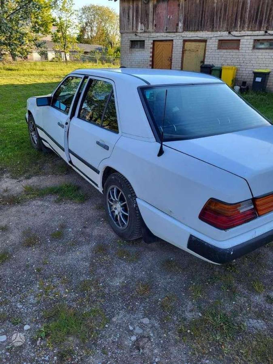 Balts Mercedes-Benz E 300 1989 Kretinga, ar dzinēja tilpumu 3.00 L un nobraukumu 525 tūkst. km par 3300 €, foto 5 vietnē AUTOMOTO.COM.LV
