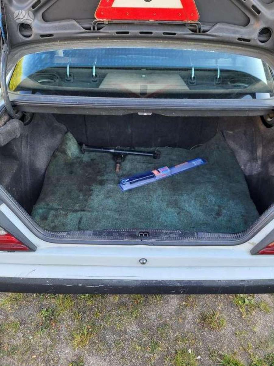 Balts Mercedes-Benz E 300 1989 Kretinga, ar dzinēja tilpumu 3.00 L un nobraukumu 525 tūkst. km par 3300 €, foto 11 vietnē AUTOMOTO.COM.LV