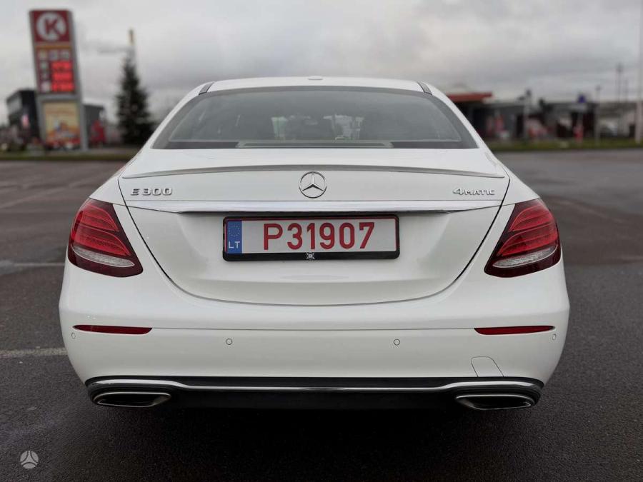 Balts Mercedes-Benz E 300 2017 Viļņa, ar dzinēja tilpumu 2.00 L un nobraukumu 90 tūkst. km par 26000 €, foto 7 vietnē AUTOMOTO.COM.LV