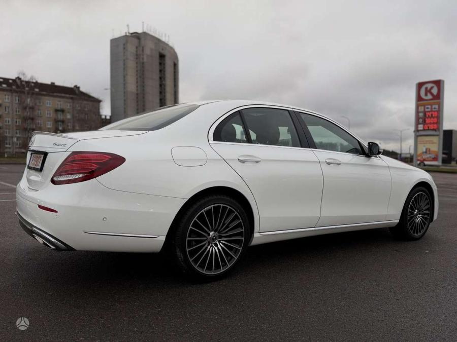 Balts Mercedes-Benz E 300 2017 Viļņa, ar dzinēja tilpumu 2.00 L un nobraukumu 90 tūkst. km par 26000 €, foto 9 vietnē AUTOMOTO.COM.LV