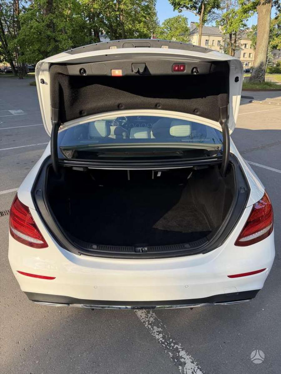 White Mercedes-Benz E 300 2018 in Kaunas, with an engine capacity of 1.99 L and mileage of 134 thousand km for 25000 €, photo 7 on AUTOMOTO.COM.LV