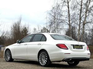White Mercedes-Benz E 300 2019 in Siauliai, with an engine capacity of 2.00 L and mileage of 158 thousand km for 24999 €, photo 3 on AUTOMOTO.COM.LV