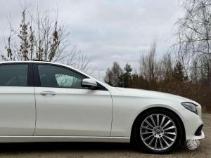 White Mercedes-Benz E 300 2019 in Siauliai, with an engine capacity of 1.95 L and mileage of 158 thousand km for 24999 €, photo 10 on AUTOMOTO.COM.LV
