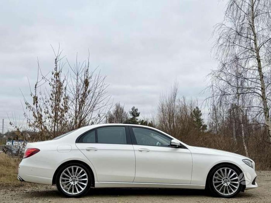 White Mercedes-Benz E 300 2019 in Siauliai, with an engine capacity of 1.95 L and mileage of 158 thousand km for 24999 €, photo 14 on AUTOMOTO.COM.LV