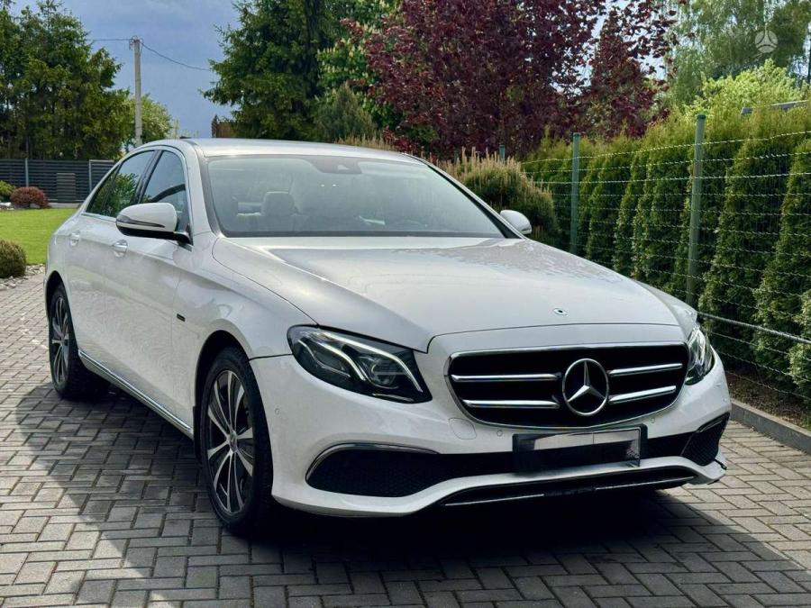 Белый Мерседес Е 300 2019 в Каунас, объемом двигателя 1.99 л и пробегом 81 тыс. км за 14899 €, фото 1 на AUTOMOTO.COM.LV