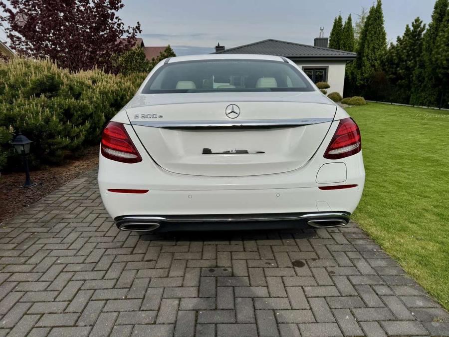 White Mercedes-Benz E 300 2019 in Kaunas, with an engine capacity of 1.99 L and mileage of 81 thousand km for 14950 €, photo 8 on AUTOMOTO.COM.LV