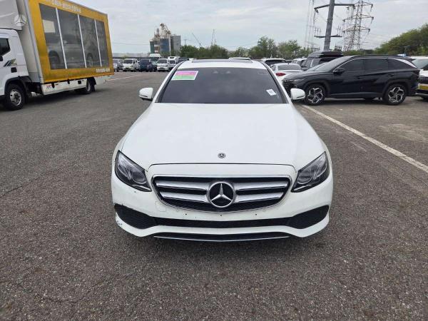 Мерседес Е 300 2019 в Каунас на AUTOMOTO.COM.LV Белый Мерседес Е 300 2019 в Каунас, объемом двигателя 1.99 л и пробегом 101 тыс. км за 18700 €, фото 1 на AUTOMOTO.COM.LV