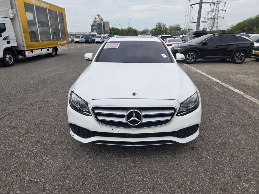 Белый Мерседес Е 300 2019 в Каунас, объемом двигателя 1.99 л и пробегом 101 тыс. км за 18700 €, фото 1 на AUTOMOTO.COM.LV