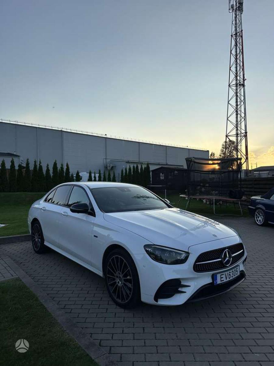 White Mercedes-Benz E 300 2021 in Vilnius, with an engine capacity of 1.99 L and mileage of 140 thousand km for 36500 €, photo 3 on AUTOMOTO.COM.LV