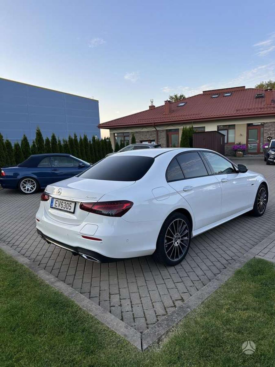White Mercedes-Benz E 300 2021 in Vilnius, with an engine capacity of 1.99 L and mileage of 140 thousand km for 36500 €, photo 4 on AUTOMOTO.COM.LV