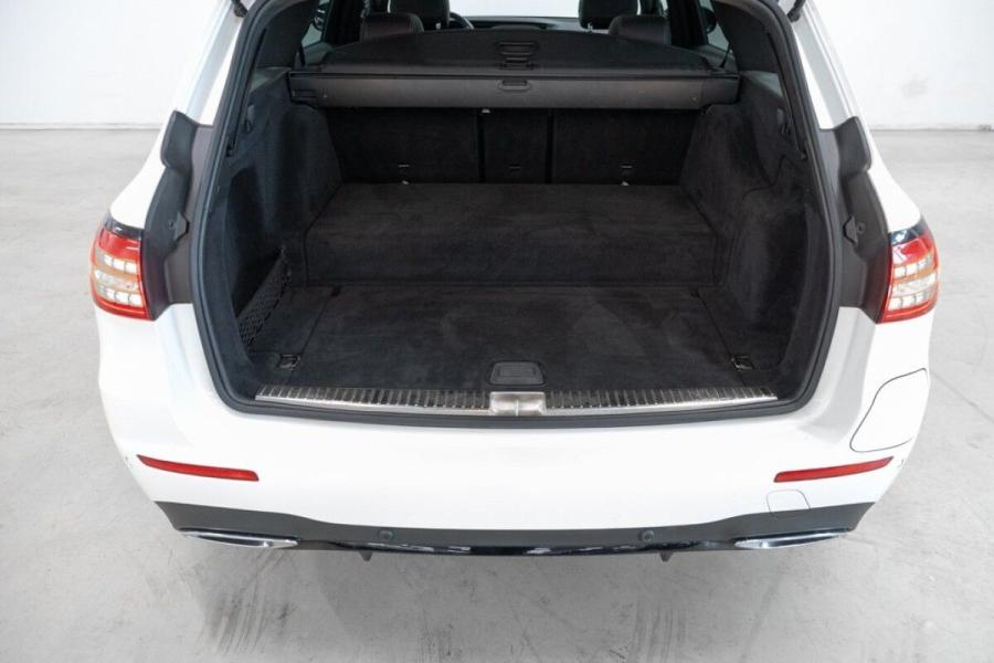 White Mercedes-Benz E 300 2021 in Vilnius, with an engine capacity of 2.00 L and mileage of 120 thousand km for 28500 €, photo 28 on AUTOMOTO.COM.LV