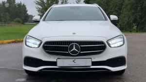 Белый Мерседес Е 300 2022 в Шяуляй, объемом двигателя 1.95 л и пробегом 556 тыс. км за 18271 €, фото  на AUTOMOTO.COM.LV