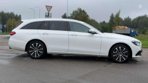 Белый Мерседес Е 300 2022 в Шяуляй, объемом двигателя 1.95 л и пробегом 556 тыс. км за 18271 €, фото 5 на AUTOMOTO.COM.LV