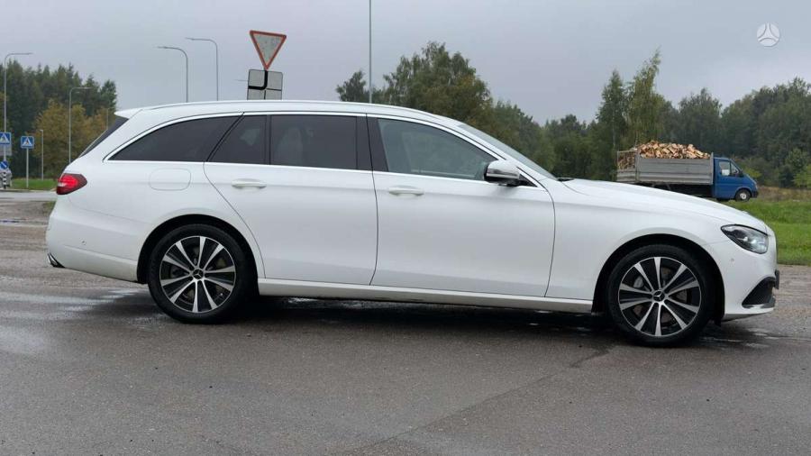 Белый Мерседес Е 300 2022 в Шяуляй, объемом двигателя 1.95 л и пробегом 556 тыс. км за 18271 €, фото 5 на AUTOMOTO.COM.LV