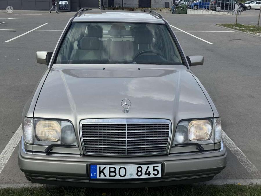 Yellow Mercedes-Benz E 300 1994 in Klaipeda, with an engine capacity of 3.00 L and mileage of 319 thousand km for 5250 €, photo 1 on AUTOMOTO.COM.LV