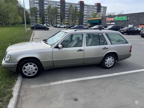 Желтый Мерседес Е 300 1994 в Клайпеда, объемом двигателя 3.00 л и пробегом 319 тыс. км за 5250 €, фото 2 на AUTOMOTO.COM.LV