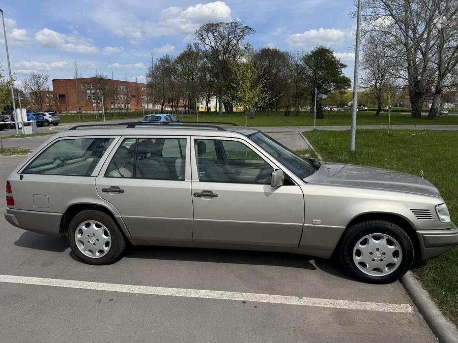 Yellow Mercedes-Benz E 300 1994 in Klaipeda, with an engine capacity of 3.00 L and mileage of 319 thousand km for 5250 €, photo 4 on AUTOMOTO.COM.LV