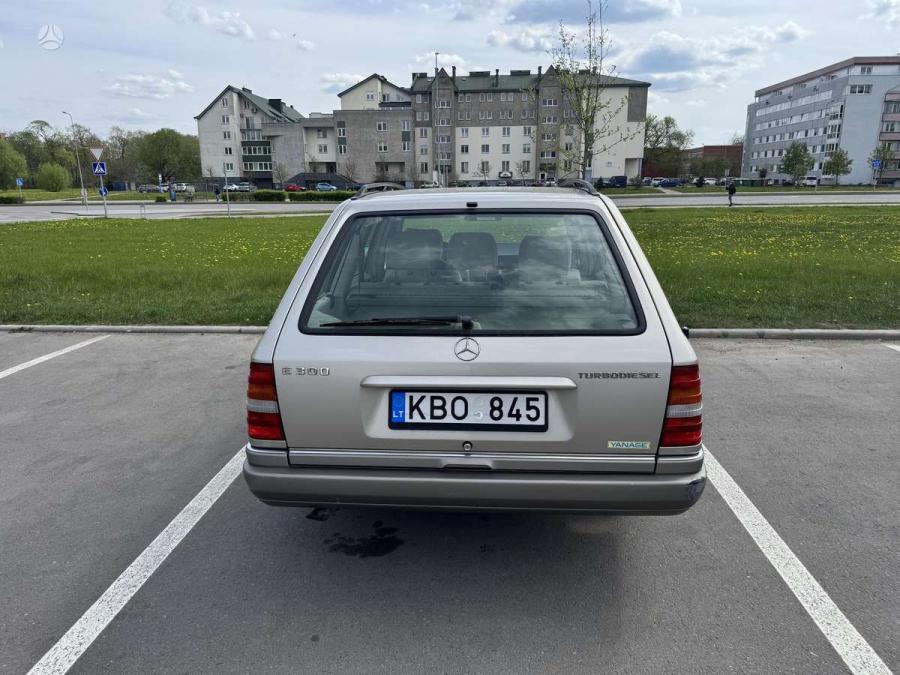 Yellow Mercedes-Benz E 300 1994 in Klaipeda, with an engine capacity of 3.00 L and mileage of 319 thousand km for 5250 €, photo 5 on AUTOMOTO.COM.LV