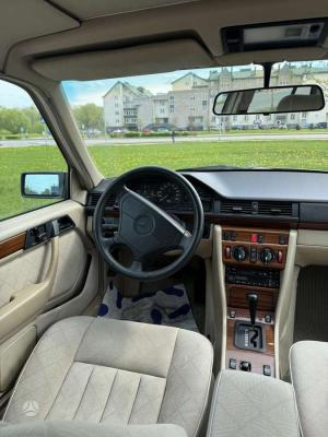 Yellow Mercedes-Benz E 300 1994 in Klaipeda, with an engine capacity of 3.00 L and mileage of 319 thousand km for 5250 €, photo 6 on AUTOMOTO.COM.LV