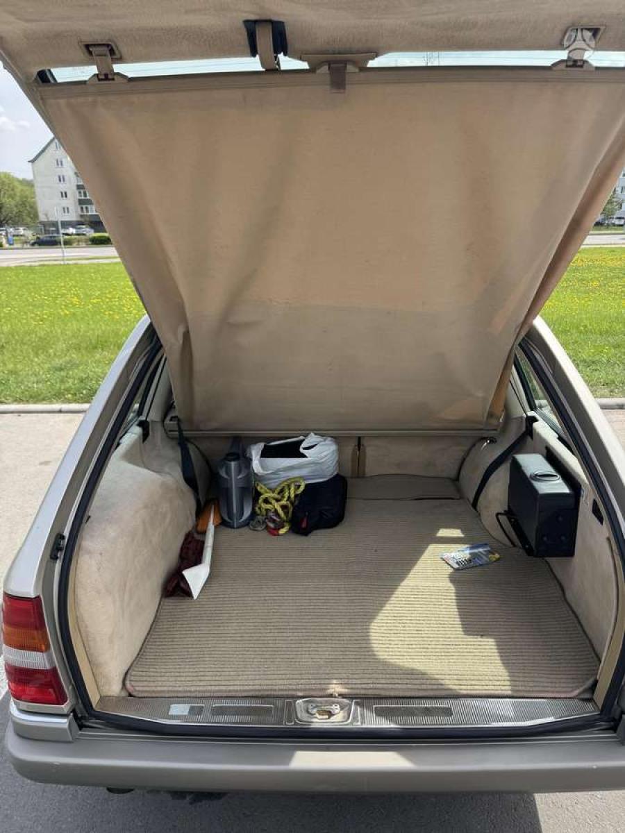Yellow Mercedes-Benz E 300 1994 in Klaipeda, with an engine capacity of 3.00 L and mileage of 319 thousand km for 5250 €, photo 9 on AUTOMOTO.COM.LV