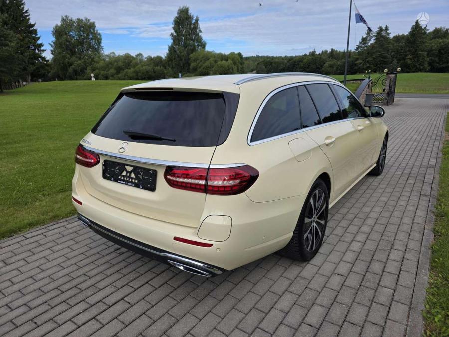 Dzeltens Mercedes-Benz E 300 2021 Telšiai, ar dzinēja tilpumu 1.95 L un nobraukumu 264 tūkst. km par 18700 €, foto 4 vietnē AUTOMOTO.COM.LV