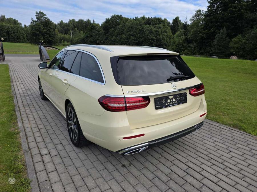 Dzeltens Mercedes-Benz E 300 2021 Telšiai, ar dzinēja tilpumu 1.95 L un nobraukumu 264 tūkst. km par 18700 €, foto 5 vietnē AUTOMOTO.COM.LV