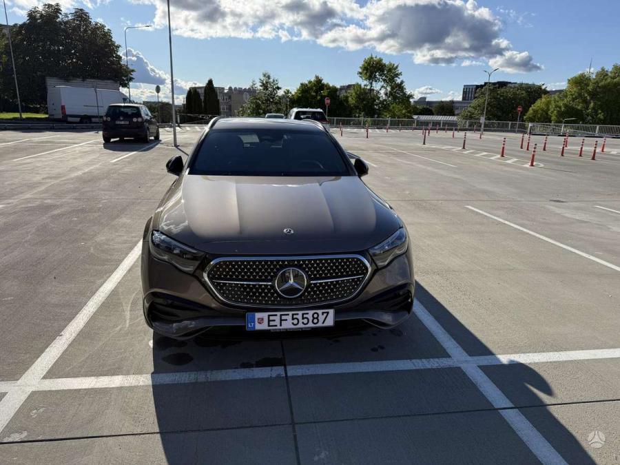 Желтый Мерседес Е 300 2025 в Вильнюс, объемом двигателя 2.00 л и пробегом 26 тыс. км за 49900 €, фото 4 на AUTOMOTO.COM.LV