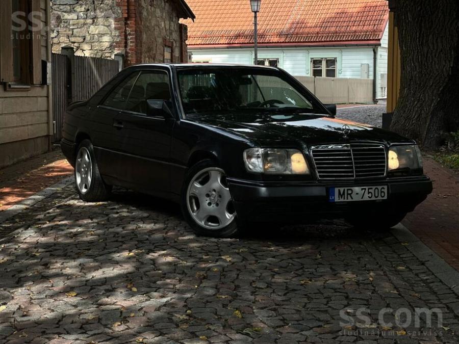 Black Mercedes-Benz E 320 1994 in Cesis, with an engine capacity of 3.20 L and mileage of 240 thousand km for 7990 €, photo 1 on AUTOMOTO.COM.LV