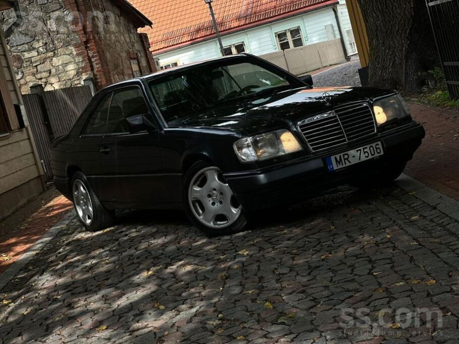 Black Mercedes-Benz E 320 1994 in Cesis, with an engine capacity of 3.20 L and mileage of 240 thousand km for 7990 €, photo 3 on AUTOMOTO.COM.LV