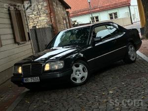 Black Mercedes-Benz E 320 1994 in Cesis, with an engine capacity of 3.20 L and mileage of 240 thousand km for 7990 €, photo 5 on AUTOMOTO.COM.LV