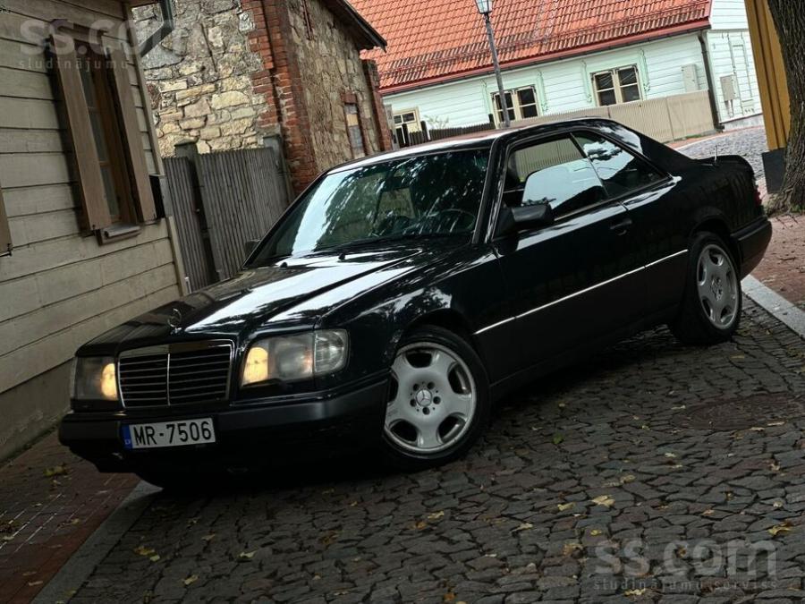 Black Mercedes-Benz E 320 1994 in Cesis, with an engine capacity of 3.20 L and mileage of 240 thousand km for 7990 €, photo 5 on AUTOMOTO.COM.LV