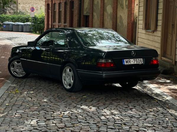 Black Mercedes-Benz E 320 1994 in Cesis, with an engine capacity of 3.20 L and mileage of 240 thousand km for 7990 €, photo 6 on AUTOMOTO.COM.LV