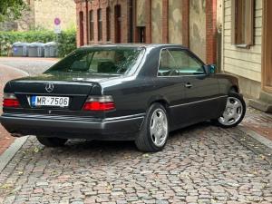 Black Mercedes-Benz E 320 1994 in Cesis, with an engine capacity of 3.20 L and mileage of 240 thousand km for 7990 €, photo 8 on AUTOMOTO.COM.LV