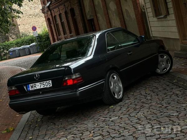 Black Mercedes-Benz E 320 1994 in Cesis, with an engine capacity of 3.20 L and mileage of 240 thousand km for 7990 €, photo 9 on AUTOMOTO.COM.LV