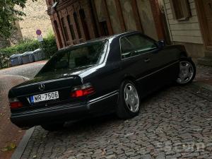 Black Mercedes-Benz E 320 1994 in Cesis, with an engine capacity of 3.20 L and mileage of 240 thousand km for 7990 €, photo 9 on AUTOMOTO.COM.LV