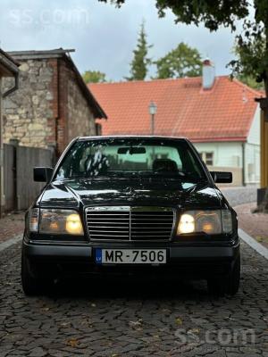 Black Mercedes-Benz E 320 1994 in Cesis, with an engine capacity of 3.20 L and mileage of 240 thousand km for 7990 €, photo 10 on AUTOMOTO.COM.LV