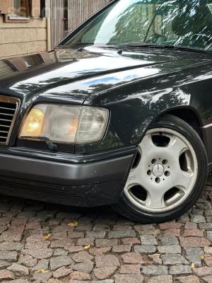 Black Mercedes-Benz E 320 1994 in Cesis, with an engine capacity of 3.20 L and mileage of 240 thousand km for 7990 €, photo 12 on AUTOMOTO.COM.LV