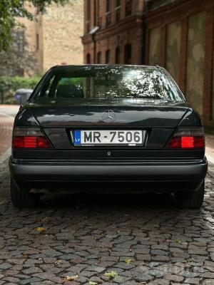 Black Mercedes-Benz E 320 1994 in Cesis, with an engine capacity of 3.20 L and mileage of 240 thousand km for 7990 €, photo 13 on AUTOMOTO.COM.LV