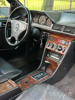 Black Mercedes-Benz E 320 1994 in Cesis, with an engine capacity of 3.20 L and mileage of 240 thousand km for 7990 €, photo 17 on AUTOMOTO.COM.LV